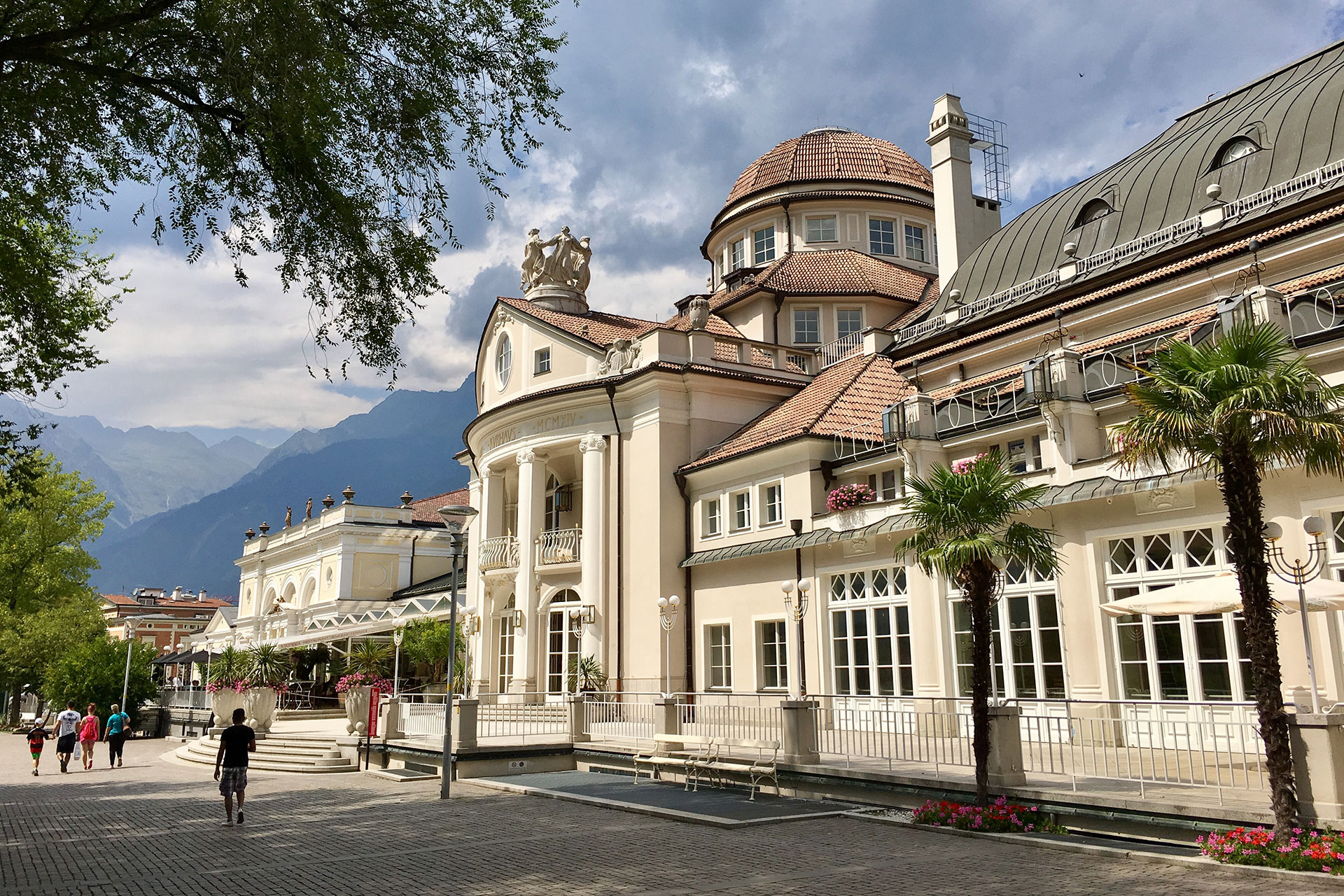 Meran in Südtirol in Italien, die historische Kurstadt an der Passer ...